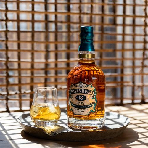 シーバス リーガル 18年 ミズナラ カスク フィニッシュ 43度 700ml 正規品 ペルノリカール 水楢 スコッチ ブレンデッド ウイスキー whisky 長S :514149:リカマン ...