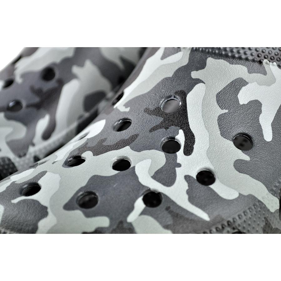 crocs（クロックス） crocs CLASSIC PRINTED CAMO CLOG SLATE GREY/MULTI 206454 ...