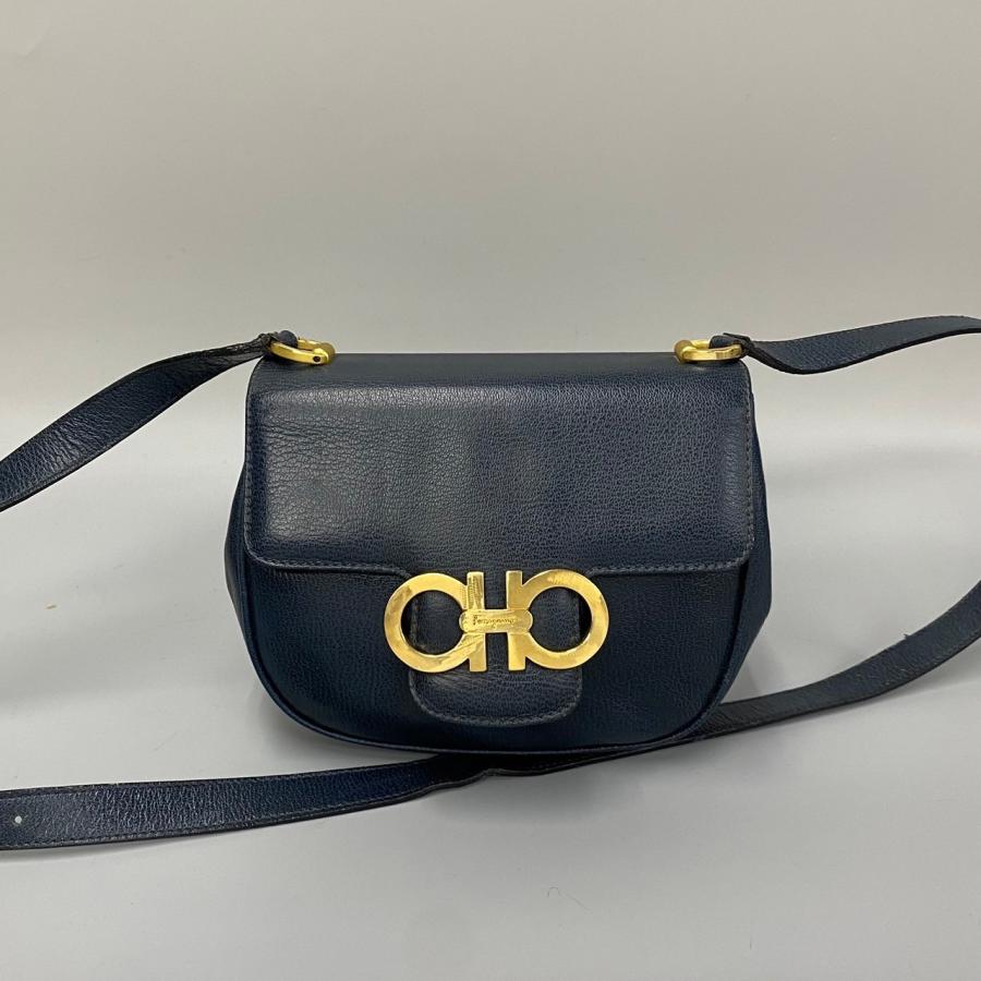 美品 Salvatore Ferragamo サルヴァトーレフェラガモ ガンチーニ ロゴ レザー ミニ ショルダーバッグ ポシェット ネイビー ...