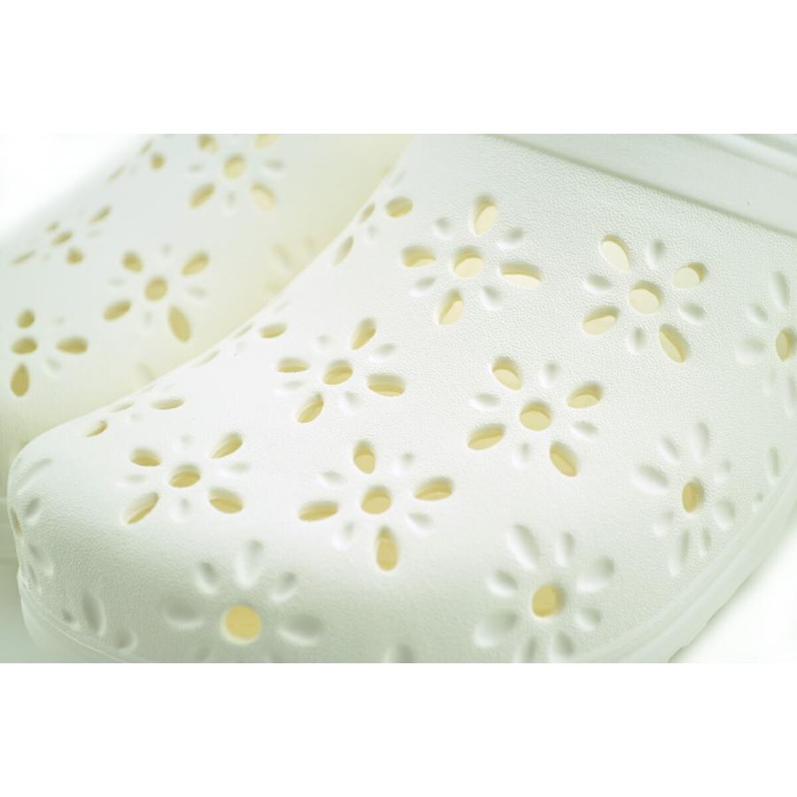 crocs クロックス クラシック フローラルカットアウト クロッグ CLASSIC FLORAL CUT OUT CLOG CHALK ...