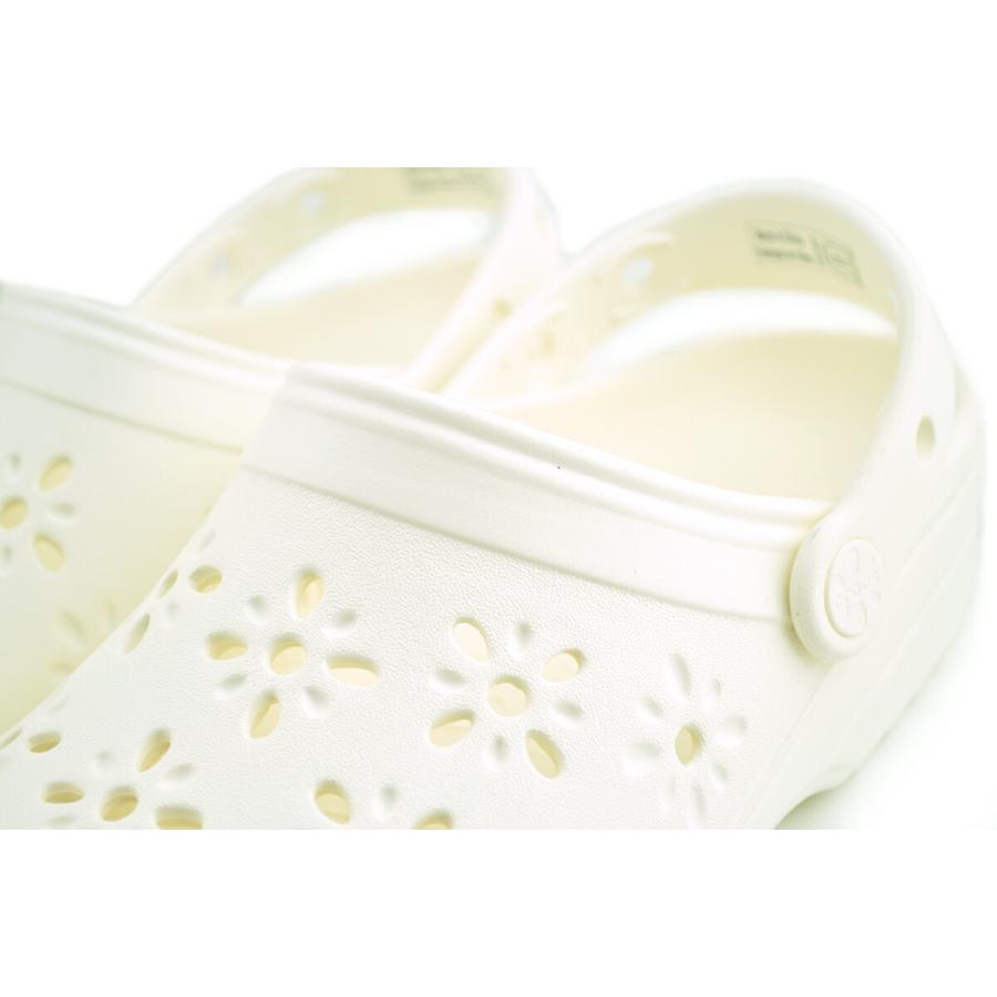 crocs クロックス クラシック フローラルカットアウト クロッグ CLASSIC FLORAL CUT OUT CLOG CHALK ...