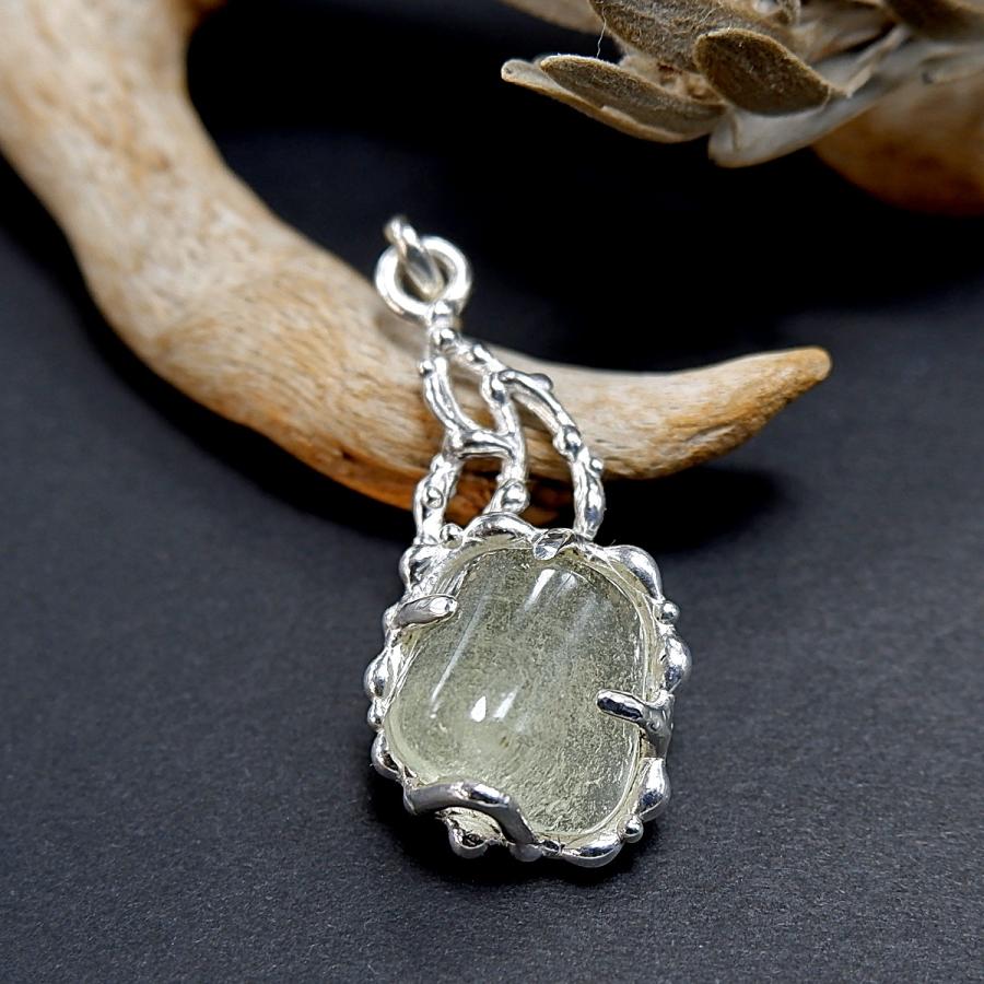 〜宇宙のロマンを秘めた石〜 リビアングラスのデザインペンダント 天然石アクセサリー 一点物 macari : 天然石のアクセサリー macari - 通販 - Yahoo!ショッピング