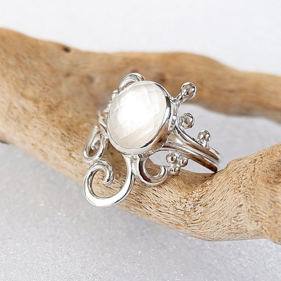 シェルと水晶の唐草粒リング 13.5号 再販 天然石リング 指輪 一点物 : r-1656 : 天然石のアクセサリー macari - 通販 - Yahoo!ショッピング