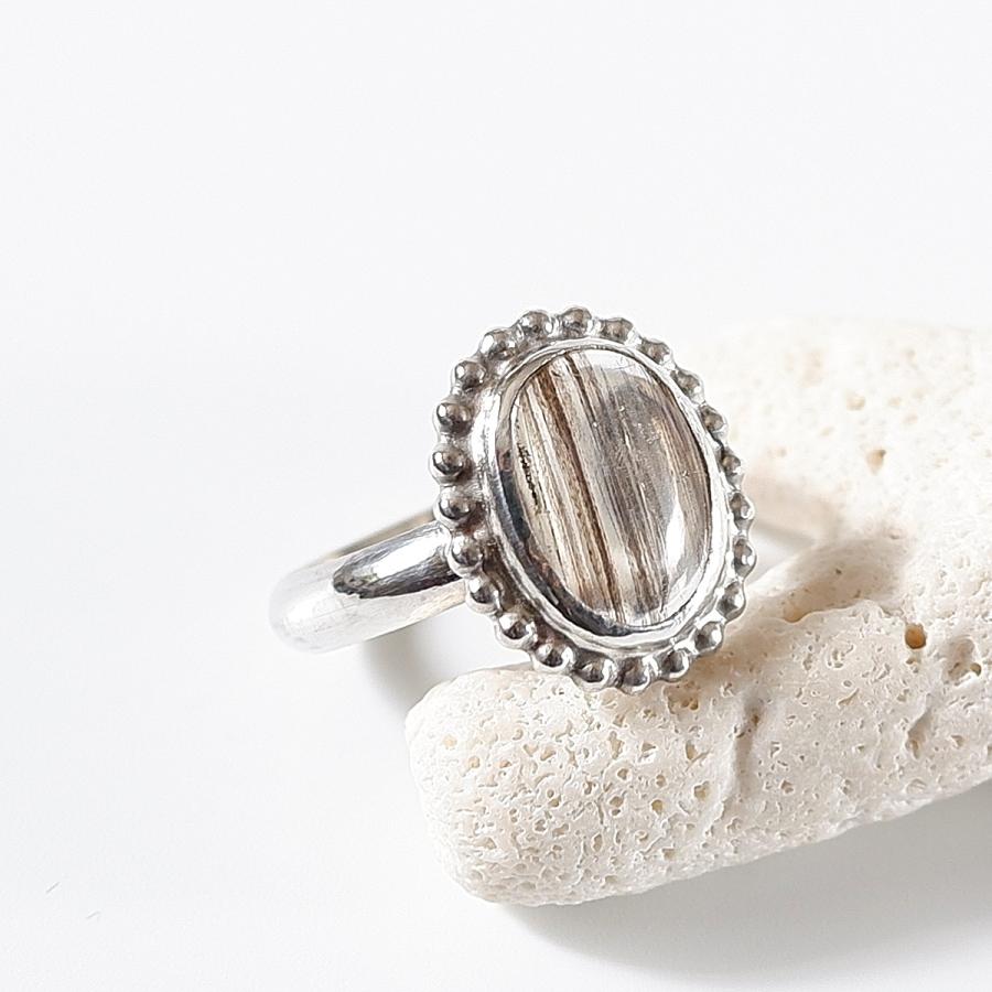 〜密やかに輝く〜 スキャポライトの粒フレームリング 12号 天然石アクセサリー 一点物 : 天然石のアクセサリー macari - 通販 - Yahoo!ショッピング