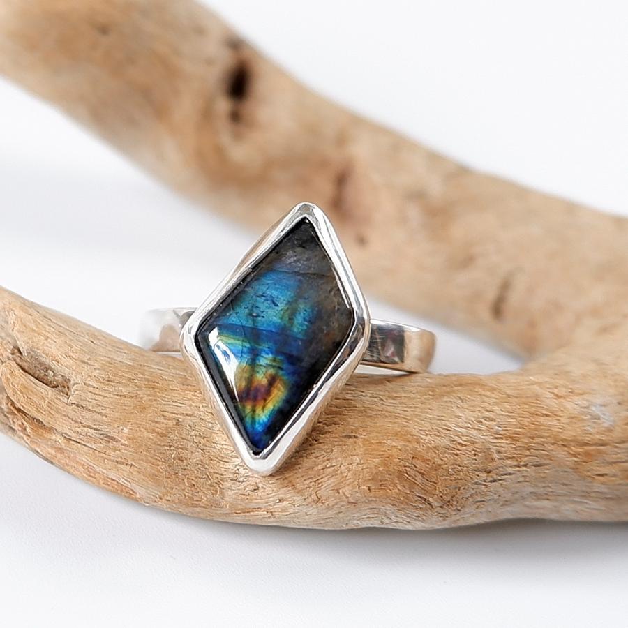 〜鮮やかな輝き〜 スペクトロライトのリング 13号 天然石アクセサリー 一点物 : 天然石のアクセサリー macari - 通販 - Yahoo!ショッピング