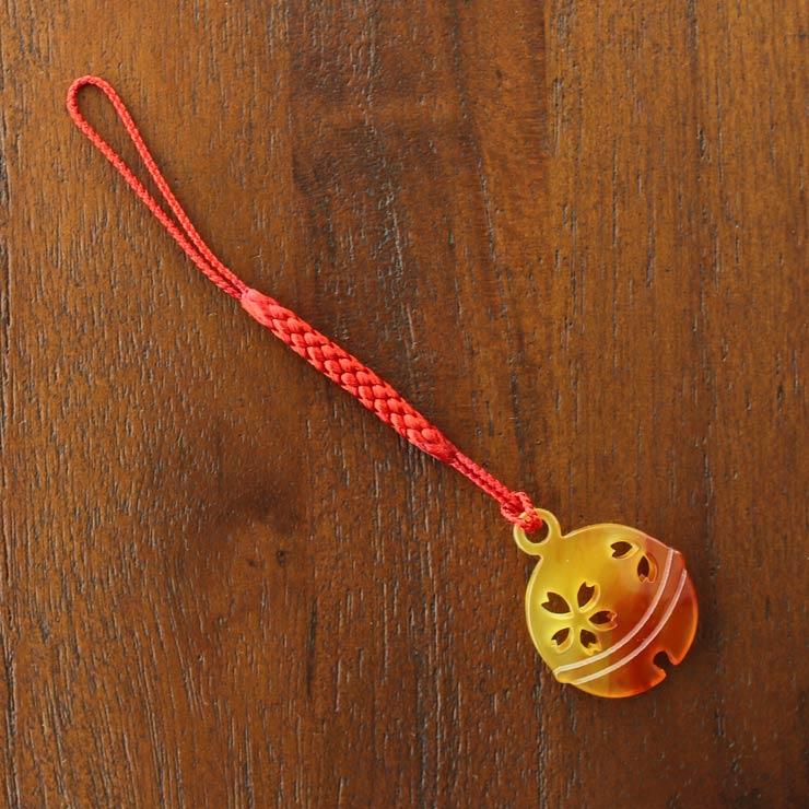 花しおり 根付 鈴(べっ甲調/3831-2) 鈴 すず ベル 根付け 帯飾り 和装小物 ストラップ アクセサリー ねつけ 日本製 浴衣 小紋 紬 和装 着物 デニム着物 べっ甲風 : 街着屋 ...