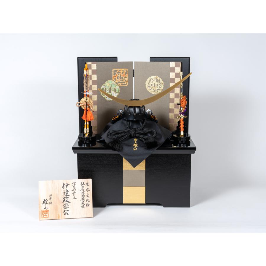 五月人形 兜 コンパクト おしゃれ モダン 木 人気 インテリア 木製 高級 兜飾り わかば収納飾り 木目黒 黒 三分の一伊達政宗 名入れ 木札付き 日本製 : bsr43b-ade-b ...