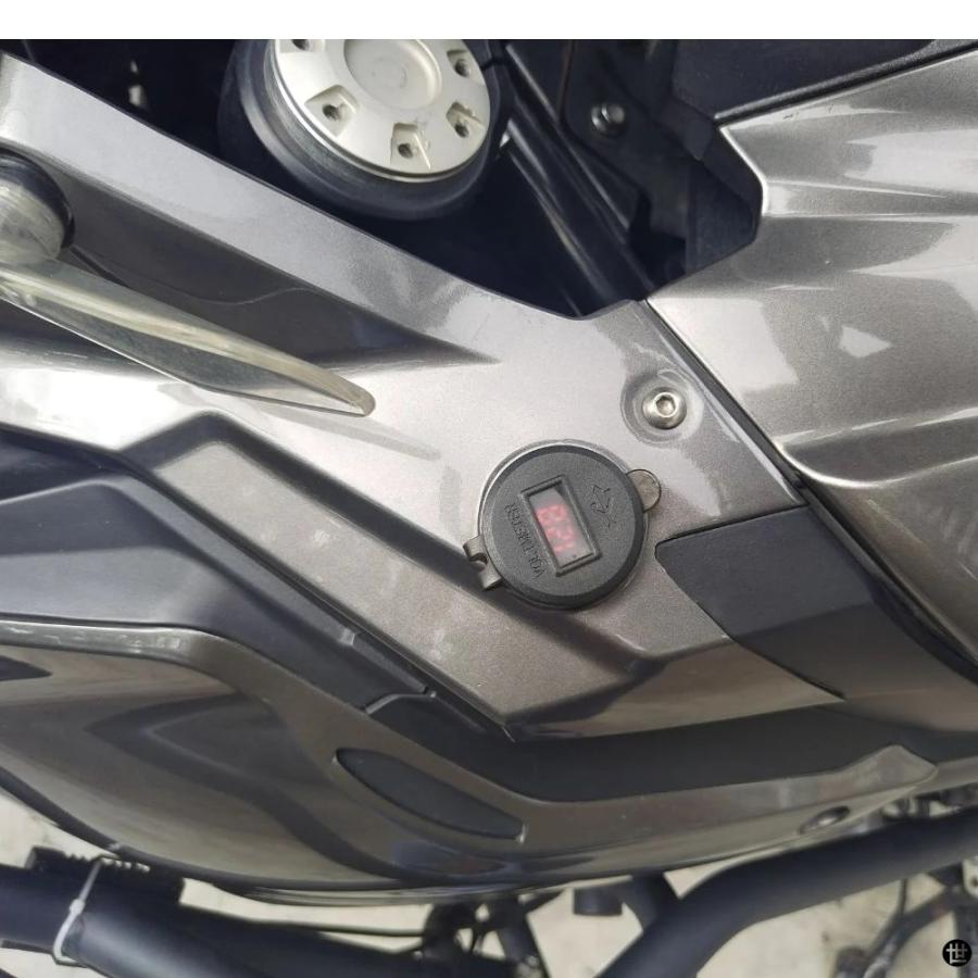 デュアルUSBバイク 二輪充電アダプター 電圧ディスプレイ 電源ソケット ベネリ TRK502 TRK502X 502 X 502X用 ...