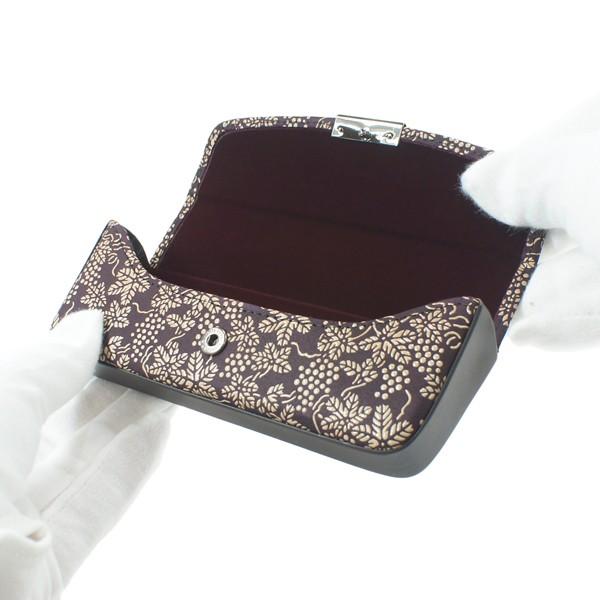 印伝 甲州印伝 印傳屋 上原勇七 メガネケース メガネ入れ 4206 ぶどう 紫地×白漆 鹿革 本革 レザー 和柄 ブランド 冬物 冬ギフト クリスマス 贈り物 YM01 印傳屋（INDEN-YA） 印伝 甲州印伝 上原勇七 メガネケース メガネ入れ