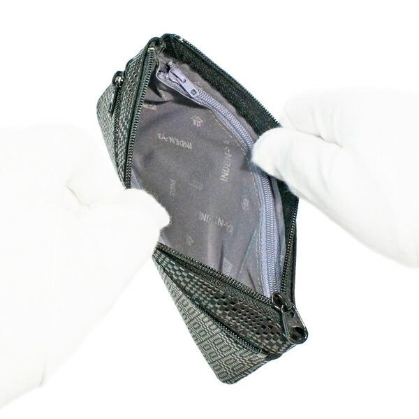 印伝 甲州印伝 印傳屋 上原勇七 ポーチ 通帳入れ 4407 変わり市松小 黒地×黒漆 鹿革 本革 レザー 薄い スリム 和柄 ブランド 冬物 冬ギフト クリスマス 贈り物 YM01 印傳屋（INDEN-YA） 印伝 甲州印伝 上原勇七 ポーチ 通帳入れ 薄型