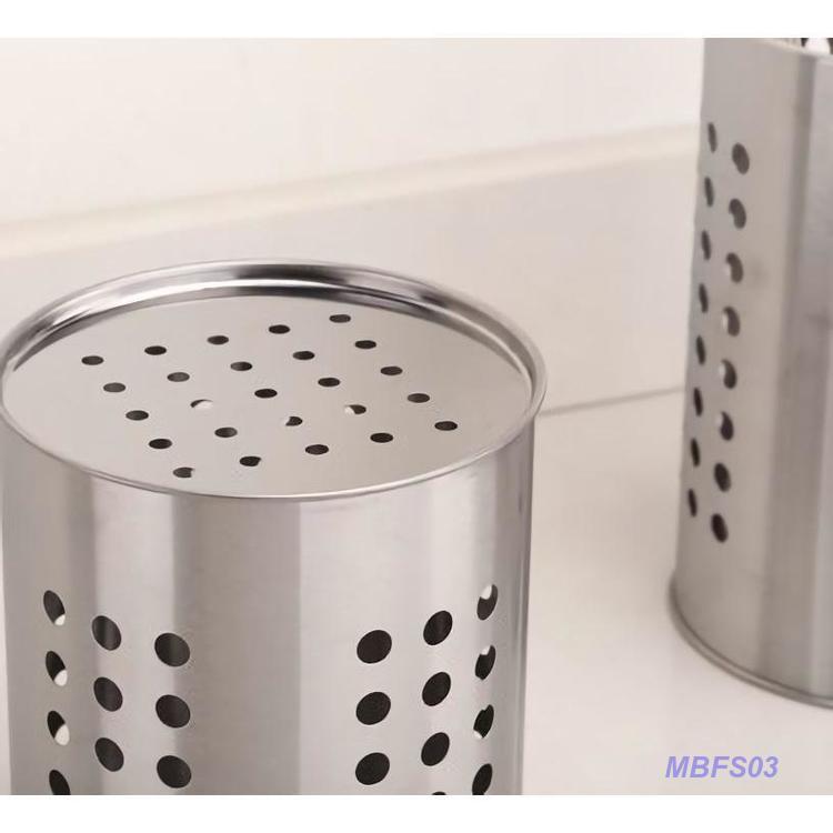 箸立て 箸入れ カトラリースタンド ステンレス 収納 お箸 スプーン フォーク キッチンツール 卓上 水切り 排水 大容量 シンプル :yl2310w08-sn134:MBFS03 - 通販 ...