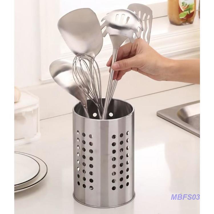 箸立て 箸入れ カトラリースタンド ステンレス 収納 お箸 スプーン フォーク キッチンツール 卓上 水切り 排水 大容量 シンプル :yl2310w08-sn134:MBFS03 - 通販 ...