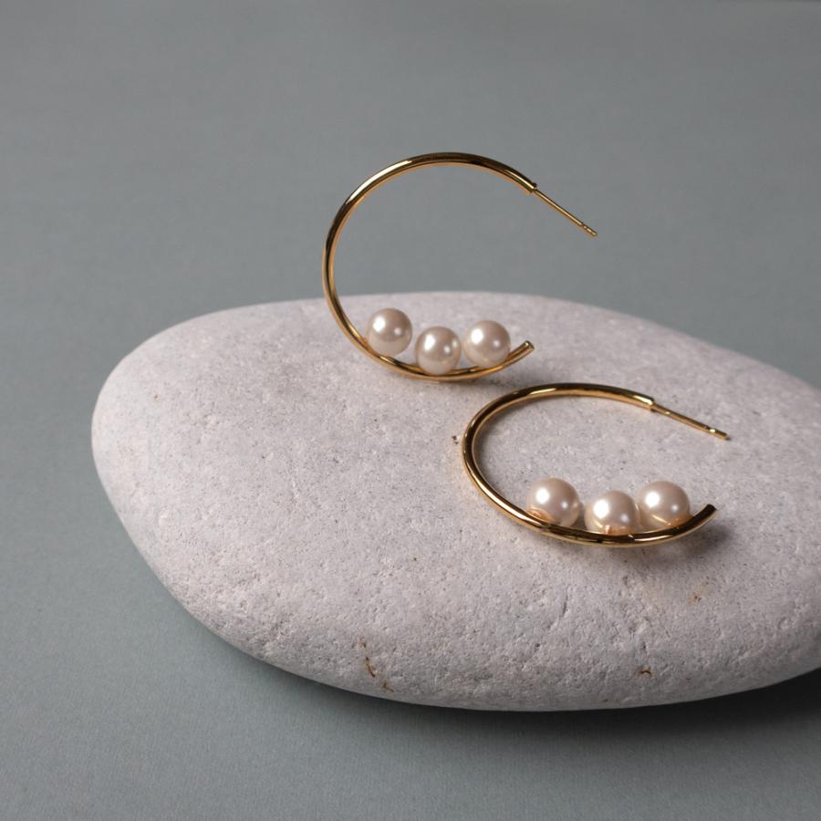 Melody Accessory ピアス フープ 日本製 K18GP 3粒 パール 樹脂キャッチ 金属アレルギー ニッケルフリー ゴールド シルバー アクセサリー : 日本製 MELODY ...