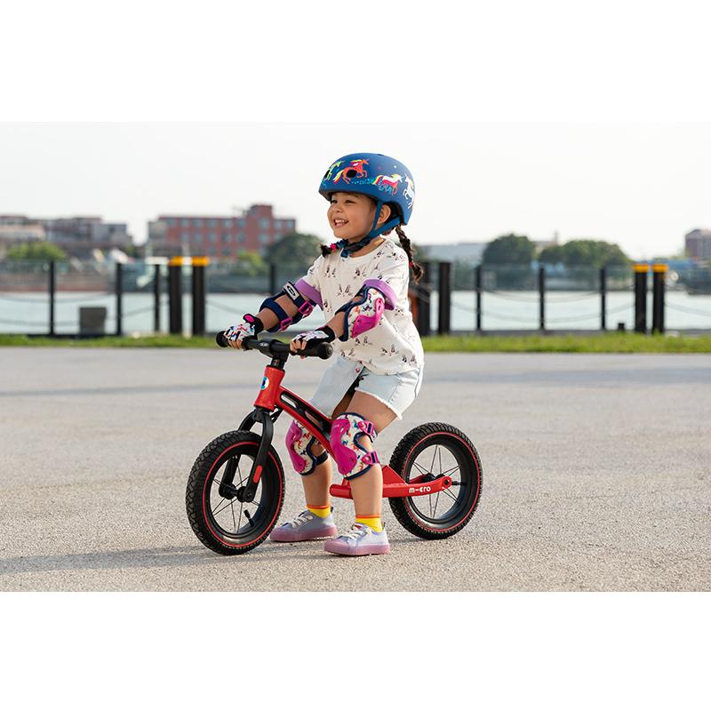 マイクロ キックバイク デラックス (Micro Kickbike Deluxe) 2歳〜 大き目のポリウレタンタイヤ キックバイク キッズ ...