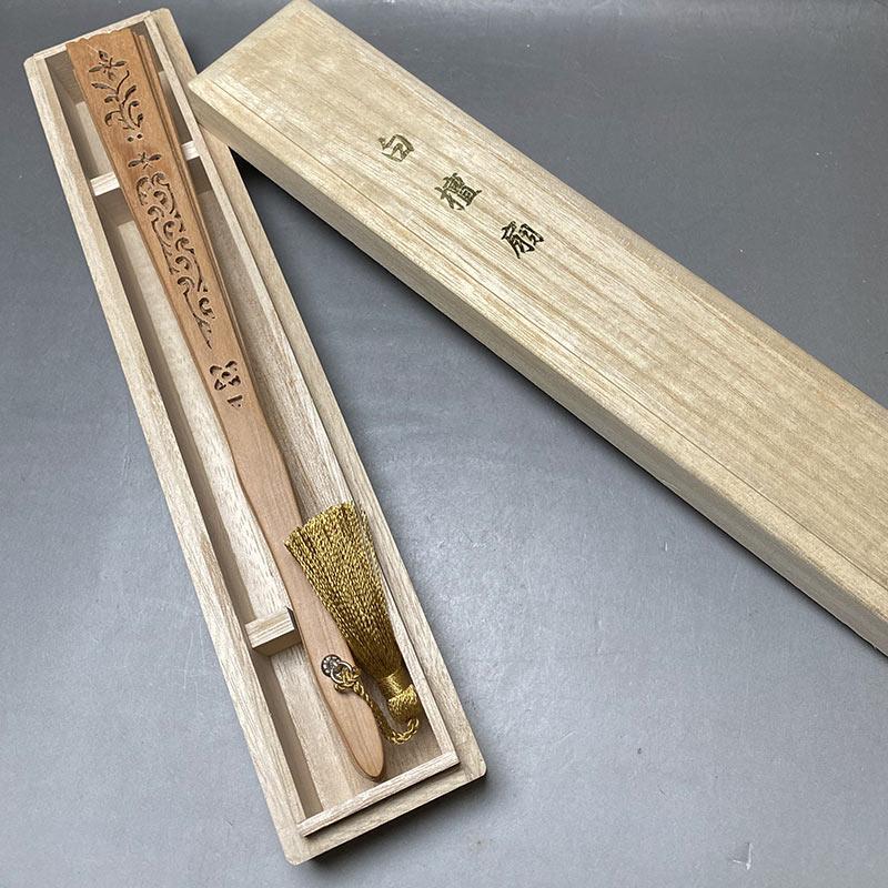 高級白檀扇子 透かし彫り iw250430a09 : お土産ショップMORIYA - 通販 - Yahoo!ショッピング