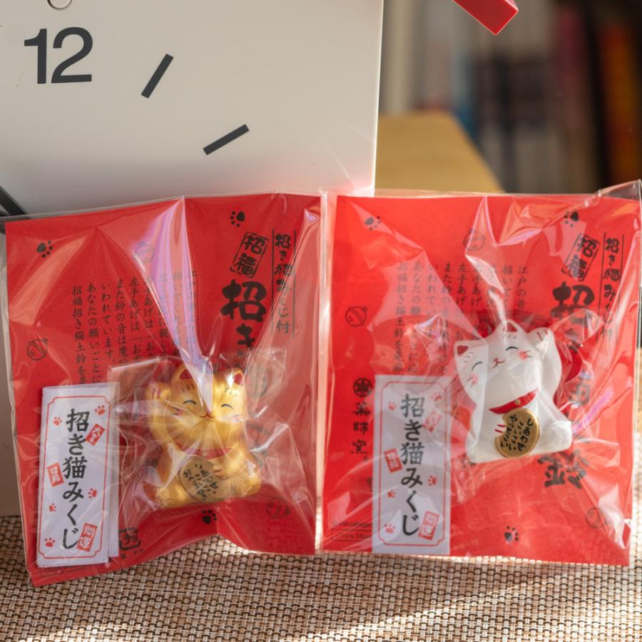 2点セット 薬師窯 彩耀おみくじ招き猫土鈴(右手・金+左手・白) ディスプレイ 置物 和縁起物 新年 接客 開店祝い 海外プレゼント 贈り物 : Nekoto - 通販 - Yahoo!ショッピング