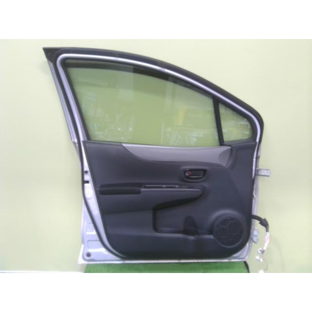 ヴィッツ 中古 DBA-NSP130 左FドアASSY 1NR-FE 9AE M2H3U 67002-52480 : シマ商会 - 通販 - Yahoo!ショッピング