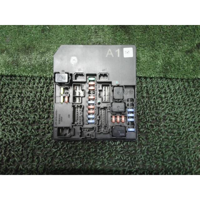 ジューク DBA-YF15 IPDMコントロール ヒューズボックス 284B7 1KL0A 284B7-1KL0A : nomo10 ヤフーショップ - 通販 - Yahoo!ショッピング