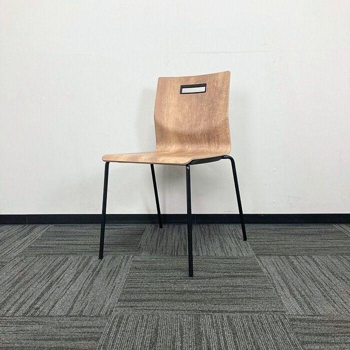 オカムラ スイープシリーズ 会議用チェア L409AR MW72 W490×D543×H773（SH430） ソーンオーク/ブラックフレーム 2020年製 中古 : mc-005-2501 ...