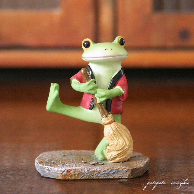 Copeau コポー 大掃除で大忙し 置物 DRAWER PLUS ドロワープラス オブジェ カエル 雑貨 ミニチュア : パタパタ民族 - 通販 - Yahoo!ショッピング