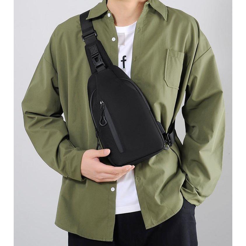 plusnao（プラスナオ） ボディバッグ ワンショルダーバッグ メンズ 鞄 トライアングル チェストバッグ USBポート 斜め掛け コンパクト 背面メッシュ 防水 大容量 軽量 : プラス ...