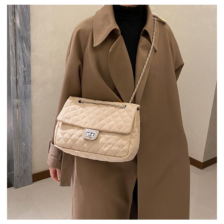 ショルダーバッグ レディース bag キルティング チェーンストラップ フラップ 肩掛け 斜め掛け 鞄 女性用 カジュアル レッド ブラック ...
