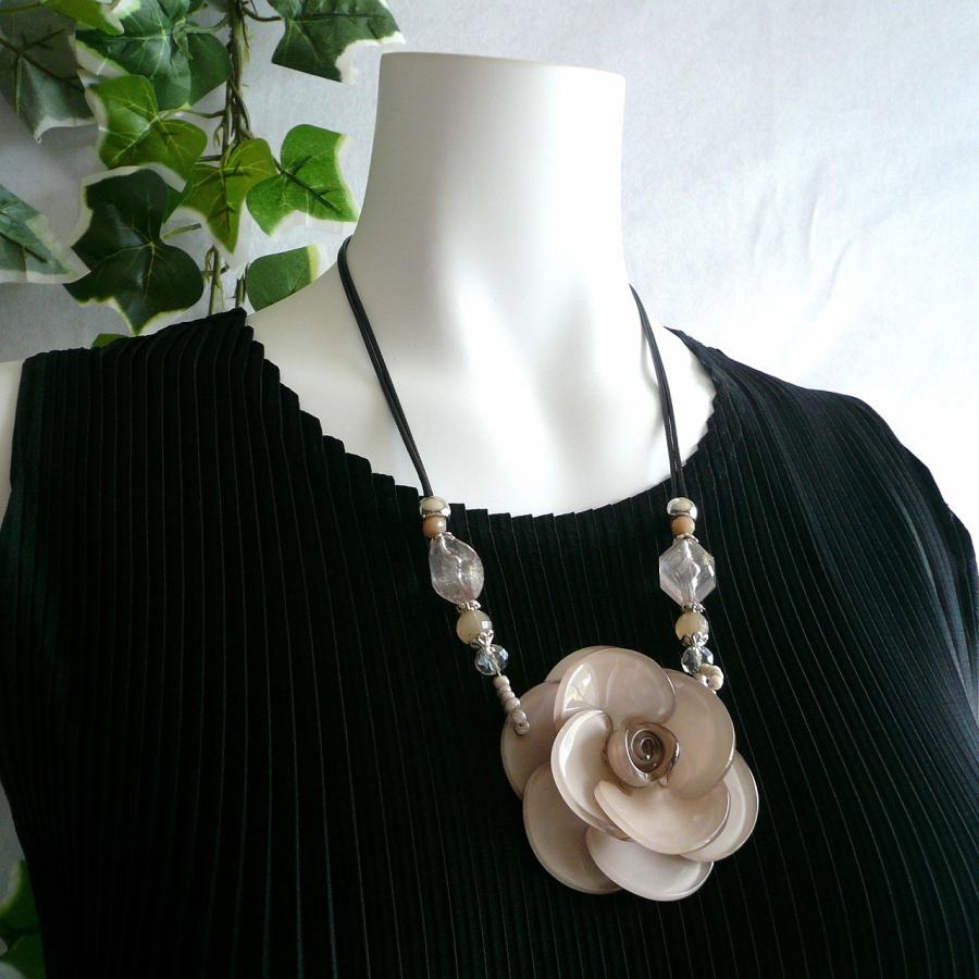 新品 9764 ML 立体薔薇風モチーフ ペンダント ネックレス ライトブラウン系 レディース アクセサリー ガラスビーズ レザー 50代 60代 70代 : セレクトショップラインハイト ...