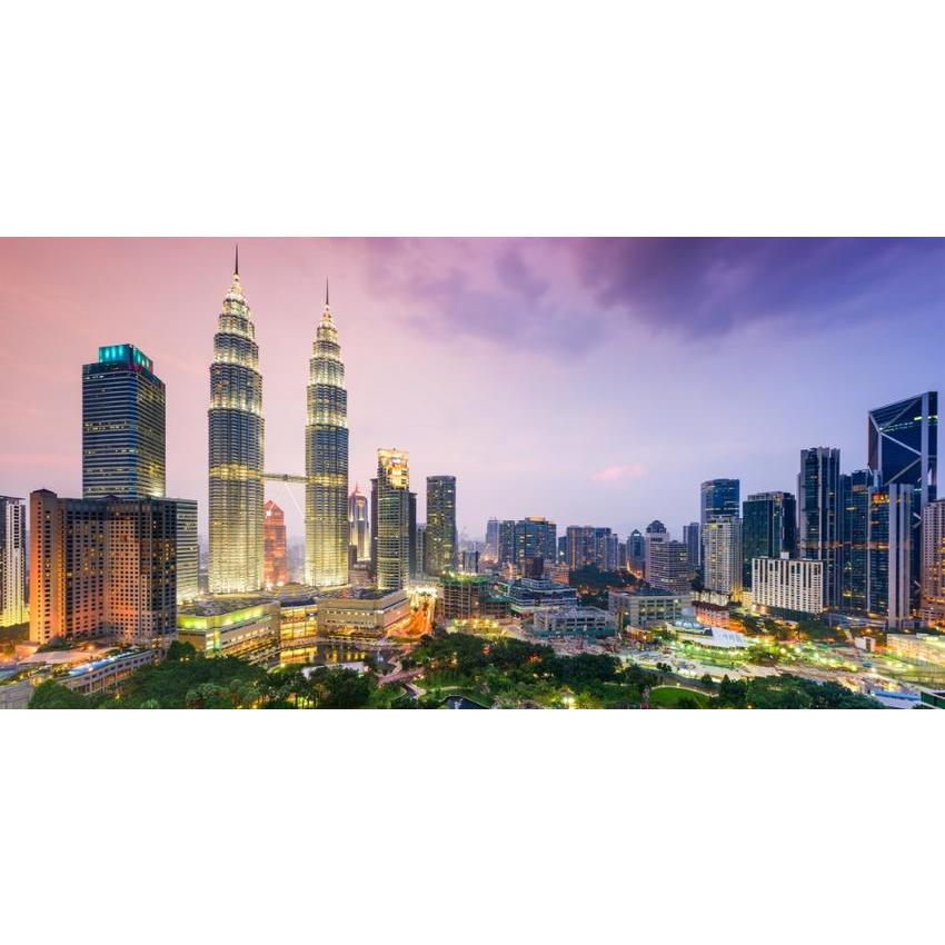 絵画風 壁紙ポスター 夕暮れのペトロナスツインタワーとKLCC公園 クアラルンプール パープルサンセット マレーシア KLP-007S1 (パノラマS版 1152mm×576mm) : レアル ...