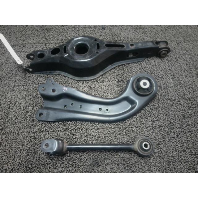 プリウス DAA-ZVW51 右リアロアアーム 3T7 48710-47010/48730-47010/48760-47010 : ファースト ...