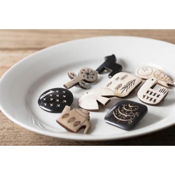 ブローチ 白 黒 水牛 Fluff 彫刻 素朴 ナチュラル :1506371-1506372:雑貨のお店ルポゼ神戸 - 通販 - Yahoo ...