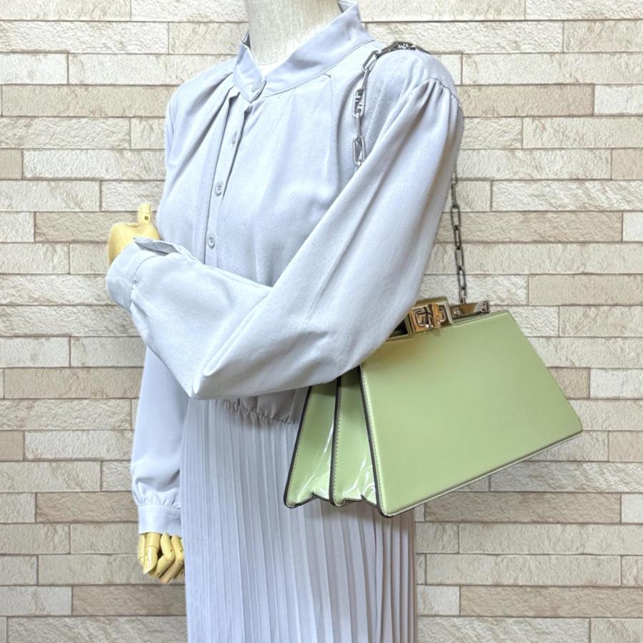 フェンディ ピーカブー カット  ショルダーバッグ パテントレザー 8BN340 グリーン レディース FENDI  中古 R&Kリサイクルキング FENDI（フェンディ） ピーカブー カット ショルダーバッグ パテント