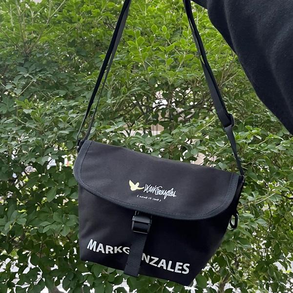 ショルダーバッグ (What it isNt) ART BY MARK GONZALES BACKPACK 2H9-12189 斜め掛けバッグ ...