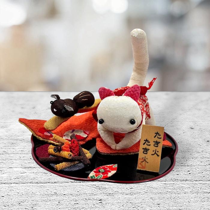 丸盆ちりめん たき火たき火 11006333 置き物 秋 冬 かわいい 和風 オブジェ ねこ 焚き火 お人形 ぬいぐるみ : 三和ポチット ...