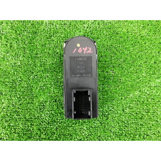 アルファロメオ ミト/MITO ABA-95514P 右フロントPW/パワーウインドウスイッチ 955A7 B569 01560851710 221642 : 000022164261900 ...