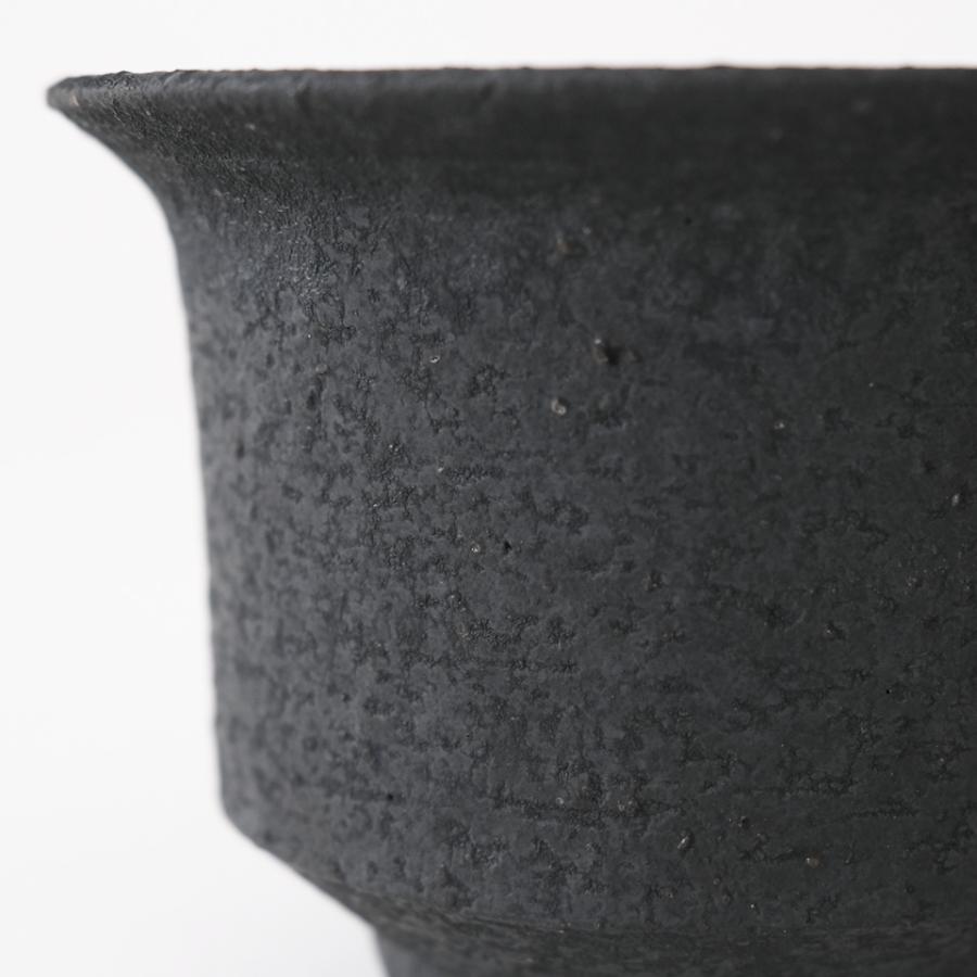 KAMIYAMA 黒鉄釉【中深エン付-S-】 φ9cm×H7cm 3号 植木鉢 陶器 リムポット 縁 底穴大きい マット 黒 かっこいい 釉薬 垂れ おしゃれ かっこいい 塊根 多肉 ...
