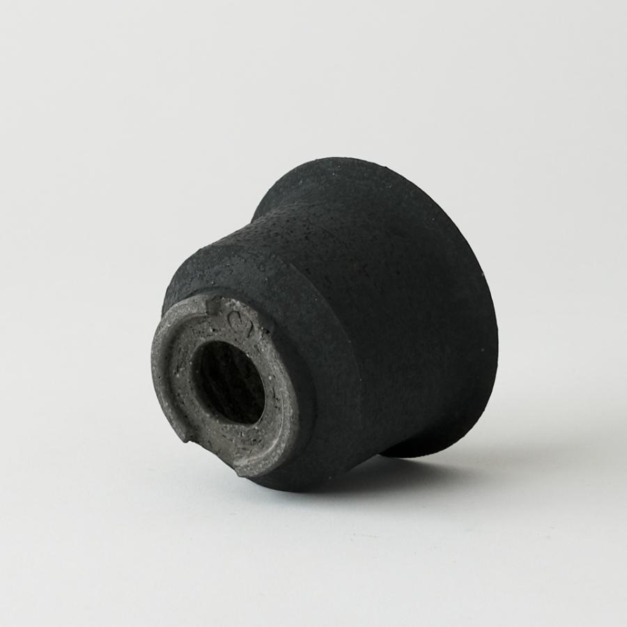 KAMIYAMA 黒鉄釉【中深エン付-S-】 φ9cm×H7cm 3号 植木鉢 陶器 リムポット 縁 底穴大きい マット 黒 かっこいい 釉薬 垂れ おしゃれ かっこいい 塊根 多肉 ...