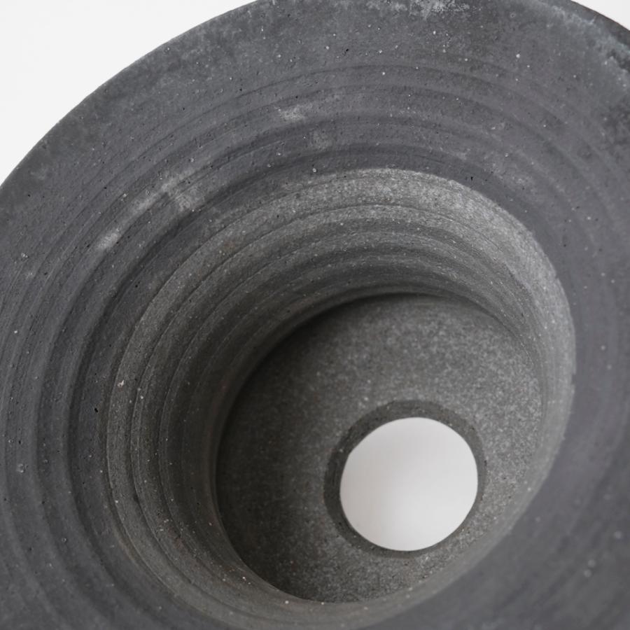 KAMIYAMA 黒鉄釉【中深ソリ -L-】φ23cm×H11cm 植木鉢 8号 陶器 浅鉢 平鉢 ソリ 縁 底穴大きい マット 黒 かっこいい 釉薬 垂れ おしゃれ 塊根 多肉 ...