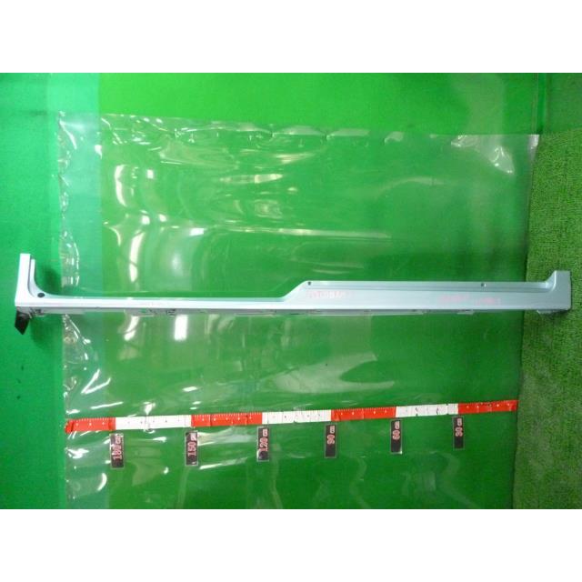 NOAH ノア DBA-ZRR80G 右サイドステップ 75850-28050-H0 : Shirato Auto Parts - 通販 - Yahoo!ショッピング