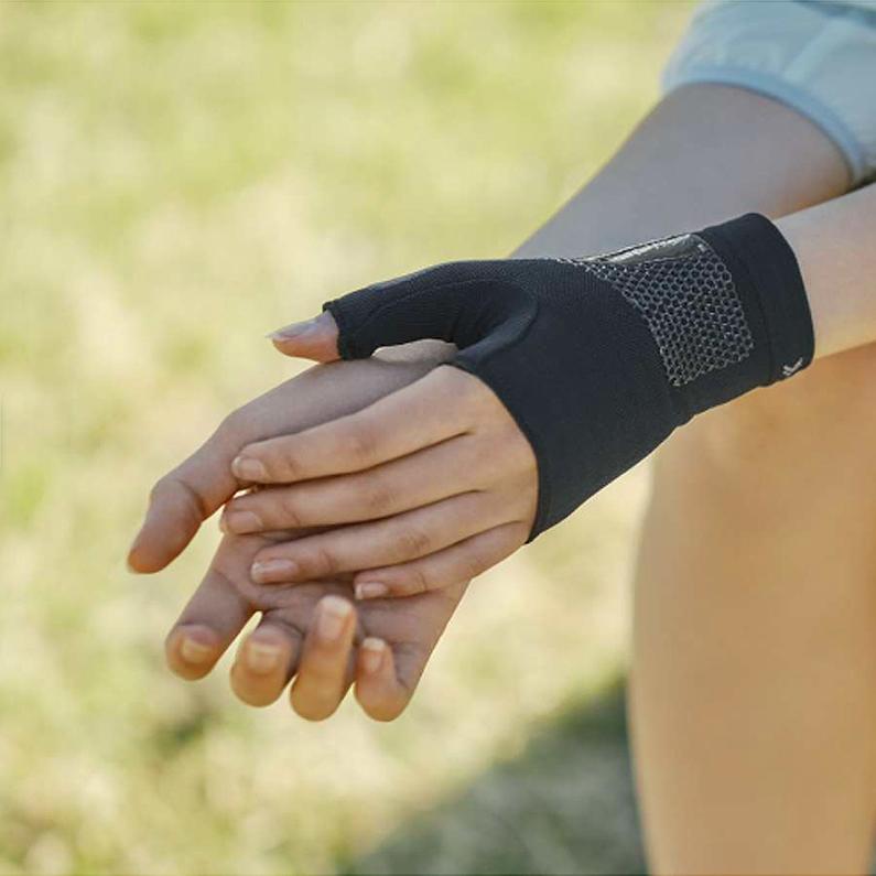 HOLZAC 手首専用 シリコンサポーター ホルザック 男女兼用 テーピング 薄地 ムレない 日本製 黒 ブラック S M L メール便対応 片手分(1枚)入り : 靴のシューマート - 通販 ...