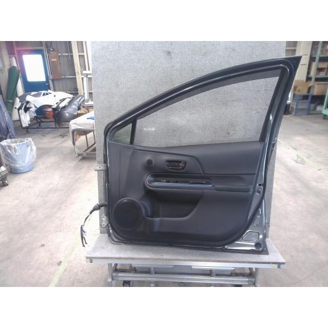 アクア DAA-NHP10 右FドアASSY S P510 -01A 1G3 67001-52590 : 有限会社 昭和メタル アウトレット - 通販 - Yahoo!ショッピング