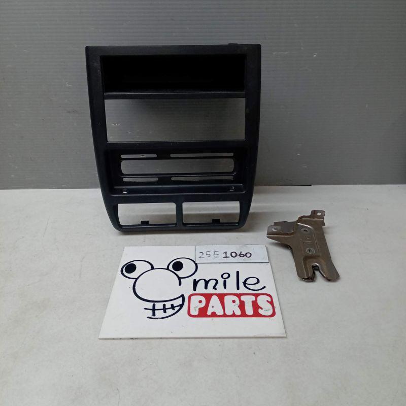 U42T ミニキャブ 純正 オーディオパネル（ステー付） 2Z4−11−8/25E1060*同梱不可 : スマイルパーツ1号店 - 通販 - Yahoo!ショッピング