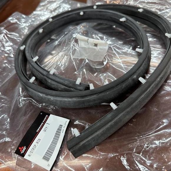 ★ 三菱 純正 新品 ジープ J53 J55 フロントガラス ウェザーストリップ 幌当 Windshield Weatherstrip JEEP MITSUBISHI : Global JDM ...