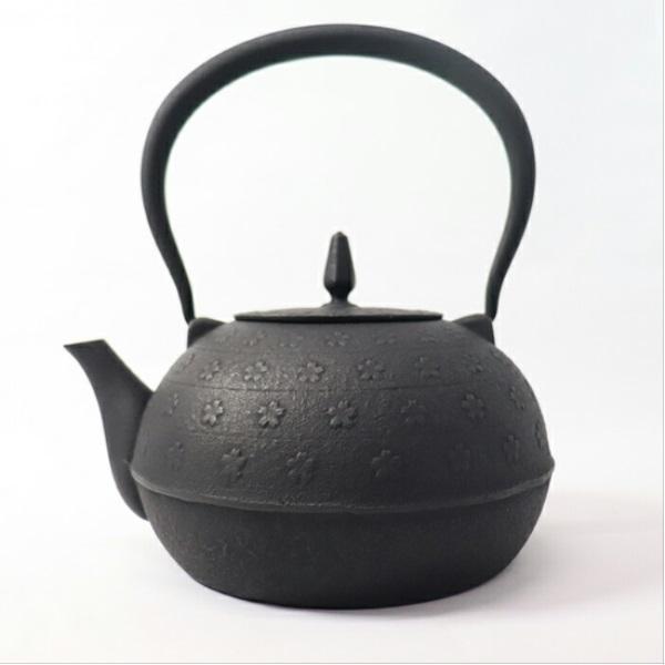 南部鉄器 梔子 (くちなし) さくら文様 南部鉄瓶 鉄瓶 やかん おしゃれ きゅうす 直火 IH対応 ガス火 鉄分補給 1.2L 誕生日プレゼント 日本製 池永鉄工 : fukui ...