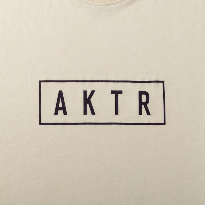 AKTR（アクター） SEASONAL AKTR LOGO SPORTS TEE ECRU 124-012005 ...