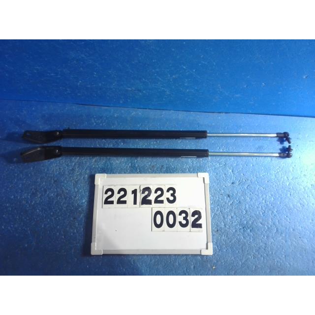 フリード フリードスパイク DAA-GP3 リアゲートショック ハイブリッド ジャストセレクション+ 5人 LEA-MF6 NH704M ショウワ 右14A022C/左14A041C ...