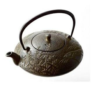 及源鋳造 (正規品 特選国産品) 南部鉄器 鉄急須 平形草花 0.6l E-129 (W188 D164 H136 1.5kg) 日本製 OIGEN 白湯 プレゼント 父の日 母の日 敬老の日 ...