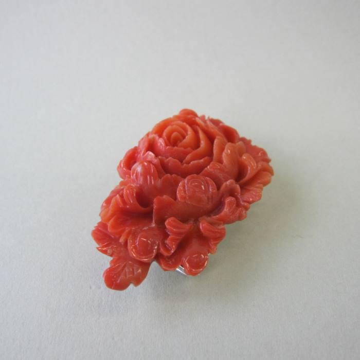 日本・高知産赤珊瑚の 美しい牡丹の花の彫り帯留 /SILVER/「あか 日本・高知産赤珊瑚の 美しい牡丹の花の彫り帯留 /SILVER/「あか