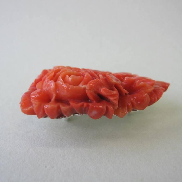 日本・高知産赤珊瑚の 美しい牡丹の花の彫り帯留 /SILVER/「あか 日本・高知産赤珊瑚の 美しい牡丹の花の彫り帯留 /SILVER/「あか