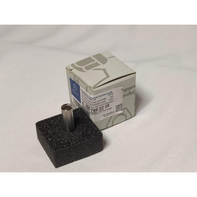Mercedes-AMG 純正 部品 AMG・ロゴ・ドアロック・ピン / 1個 (0007660228) メルセデス・ベンツ 送料込 追跡有 ...