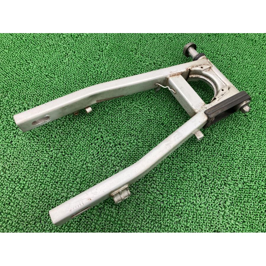 ヤマハ発動機 SRX400 スイングアーム ヤマハ 純正 中古 バイク 部品 1JL シャフト 曲がり無し 品薄 希少品 車検 Genuine ...